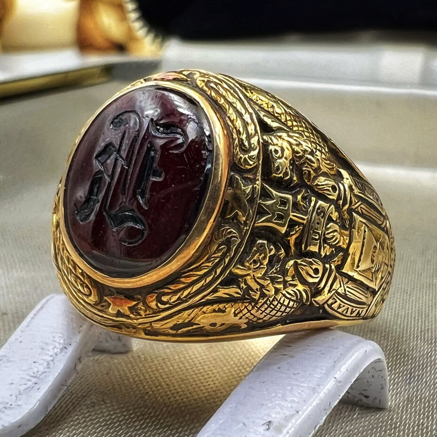 Nhẫn xưa vàng 14k U.S Naval Academy năm 1918 hoa văn sắc nét đá đỏ huyết khắc logo rất đẹp